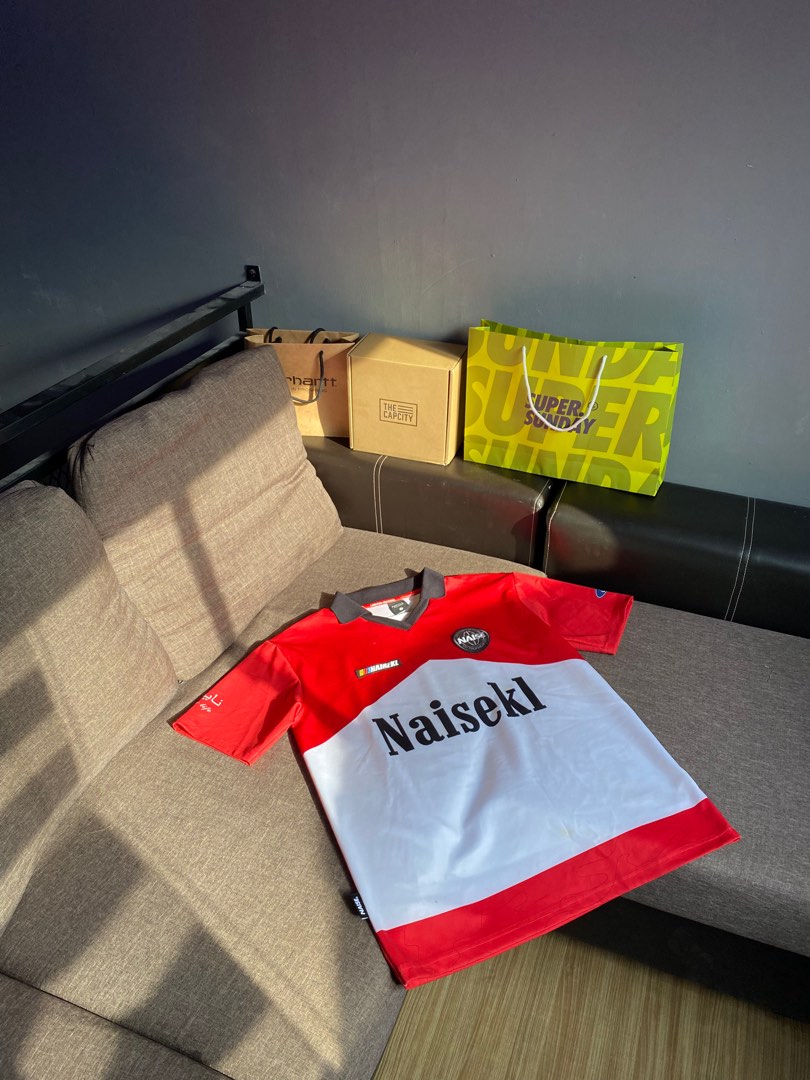 Naisekl Malboro Limited Edition, Men's Fashion, Activewear on Carousell