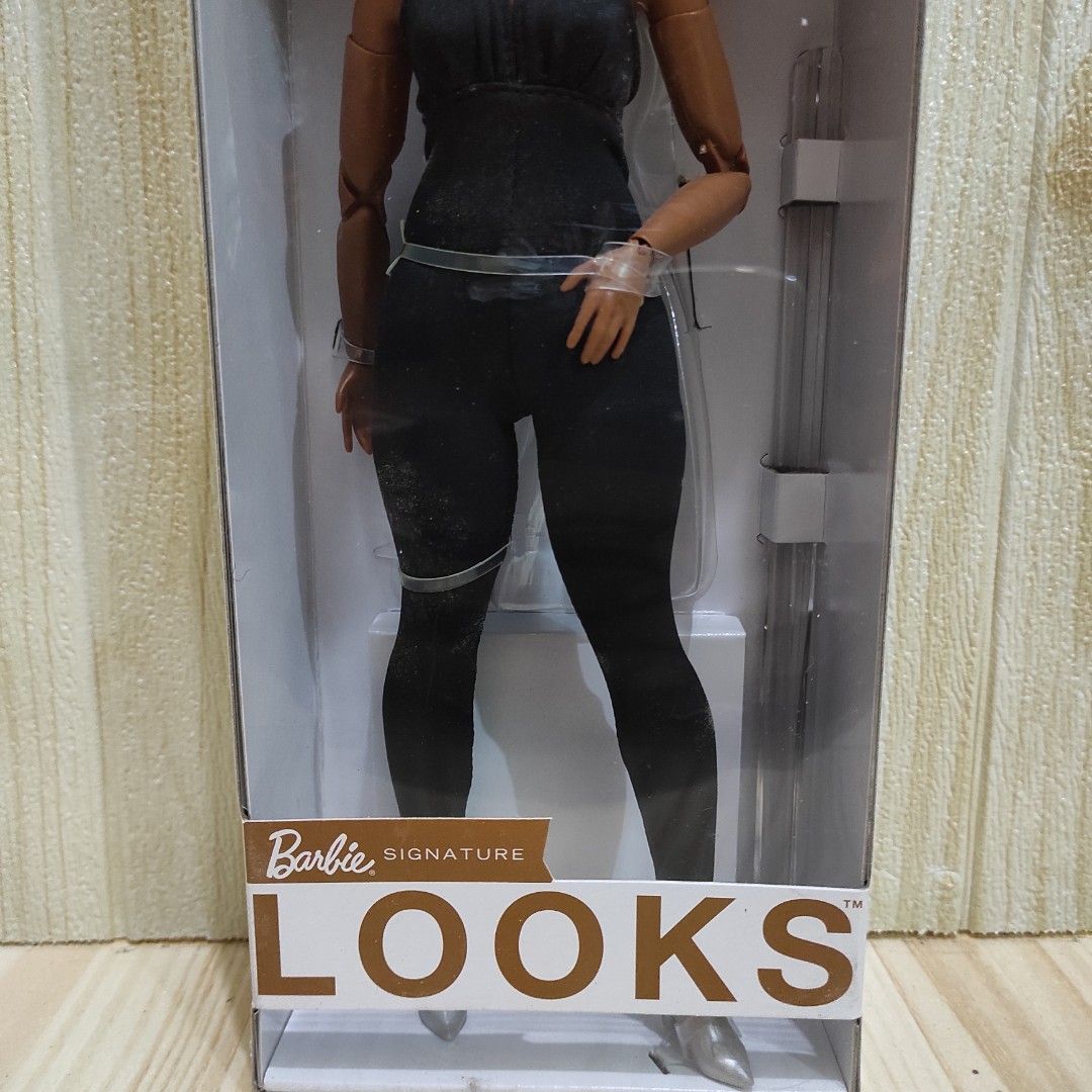 Boneka Barbie Signature posable barbie looks doll (curvy, brunette ...