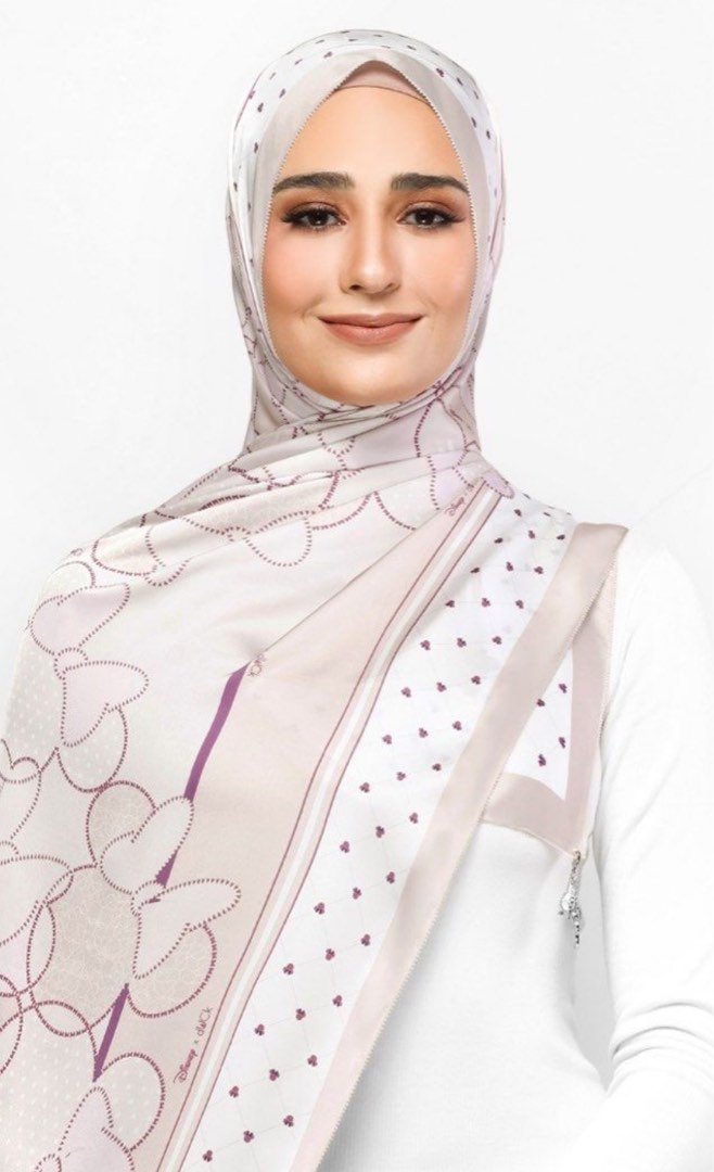 Duckscarves Duck x Minnie shawl in Adore, Women's Fashion, Muslimah ...