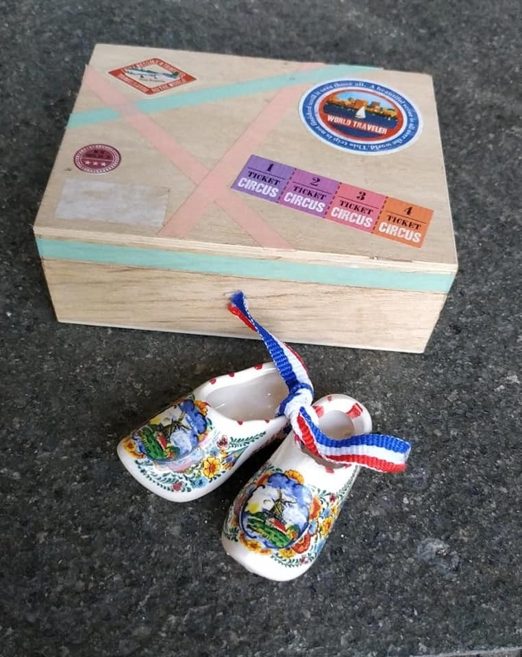 miniatur sepatu delft dengan kotak kayu, Antik, Pajangan di Carousell