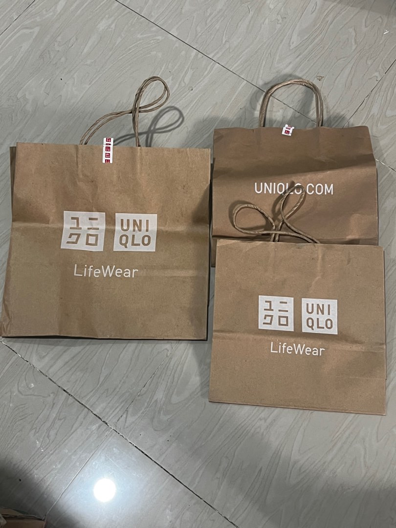 Paper Bag Uniqlo - Medium, Serba Serbi, Others di Carousell