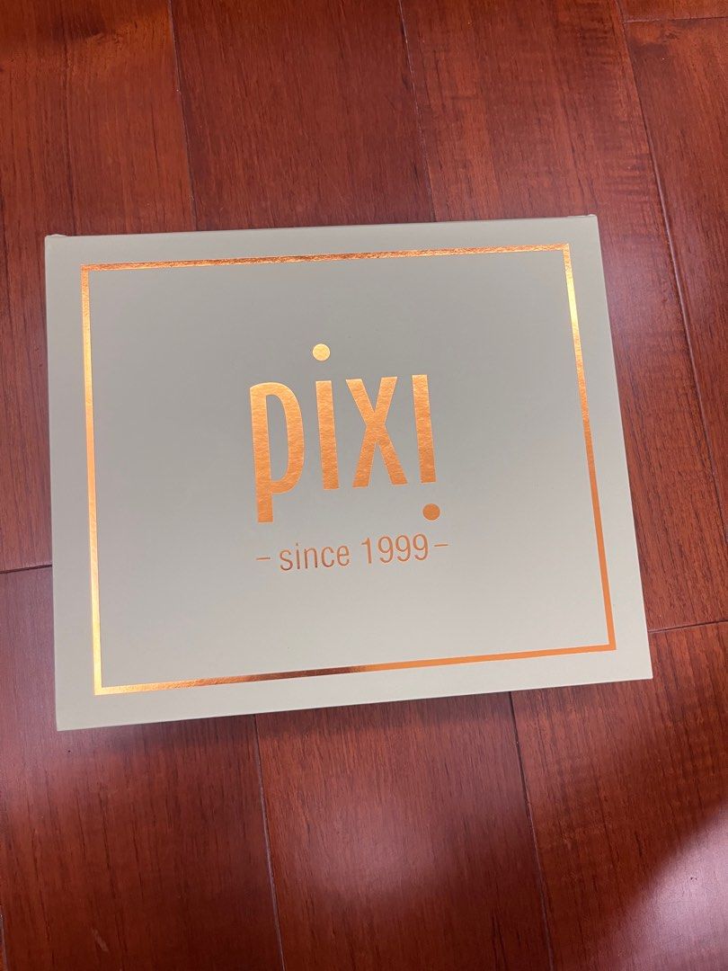 Pixi Glow Party Set, 香水、美妝、保養, 臉部彩妝、保養與清潔, 化妝品在旋轉拍賣