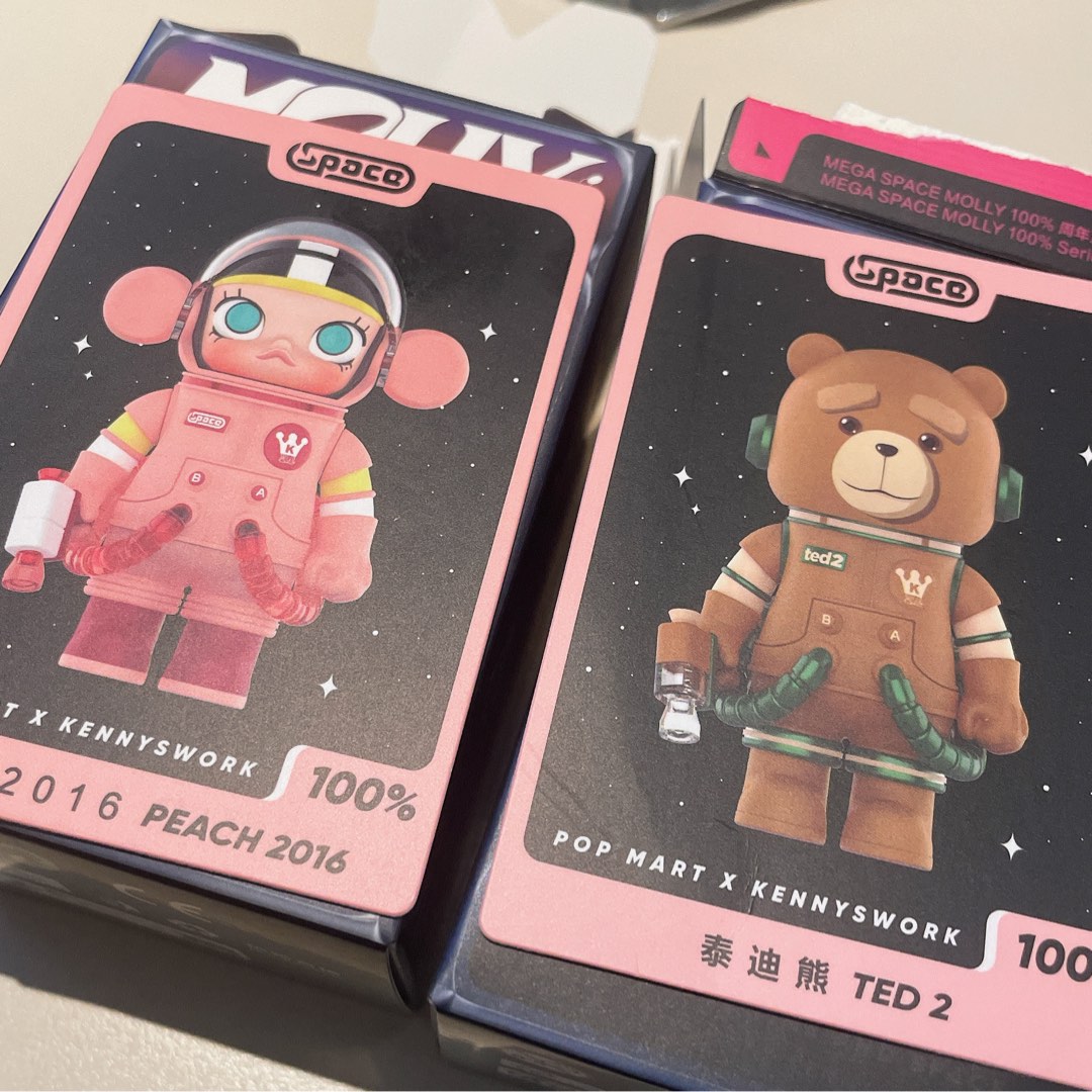 Popmart 泡泡瑪特 Molly 100% Space 桃子 Peach 泰迪熊 Ted, 興趣及遊戲, 玩具 & 遊戲類 - Carousell