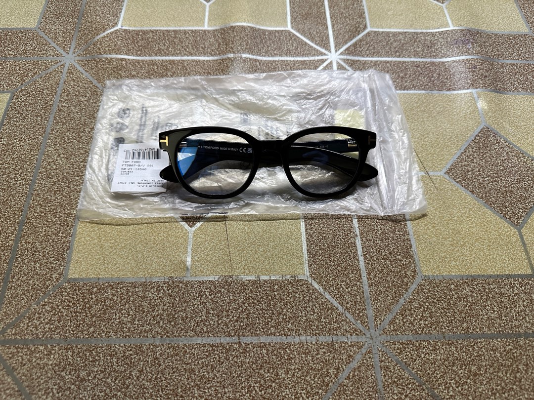 Tom Ford FT5807-B/V 001 (黑色）眼鏡架, 名牌, 飾物及配件 - Carousell