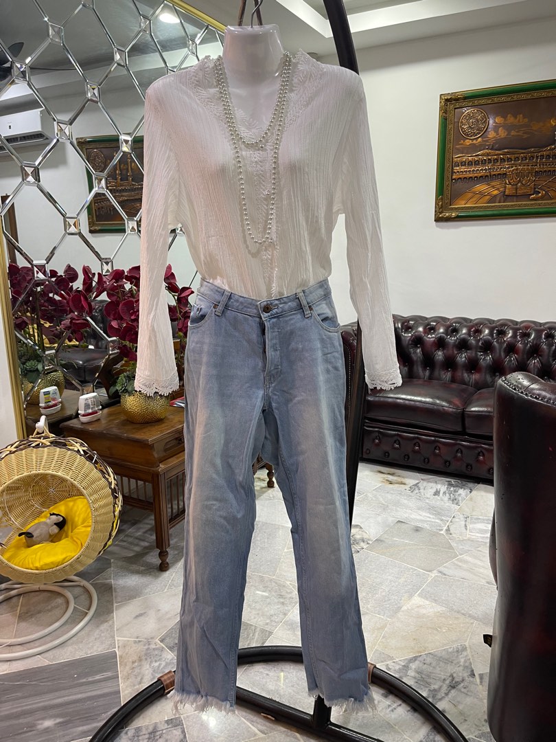 H&M Ripped bottom jeans Eur38, Women's Fashion, Bottoms, Jeans & Leggings on Carousell