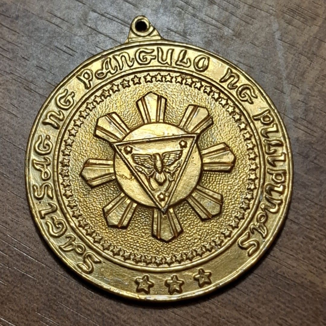 Sagisag ng Pangulo ng Pilipinas Philippine medal 1980s, Hobbies & Toys ...
