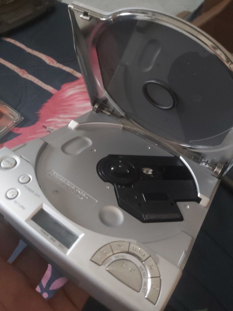 Sony video cd Discman D-V7000, Audio, Portable Music Players on Carousell