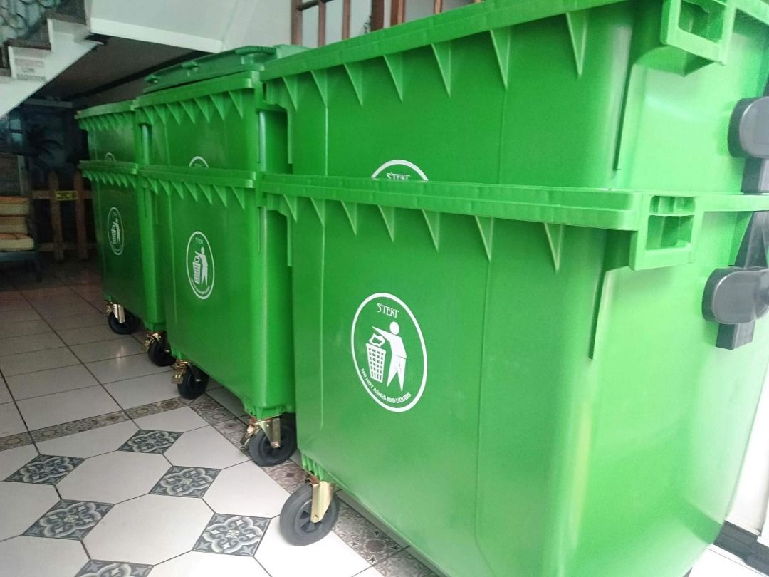 Mobile trash bin, Furniture & Home Living, Cleaning & Homecare Supplies ...