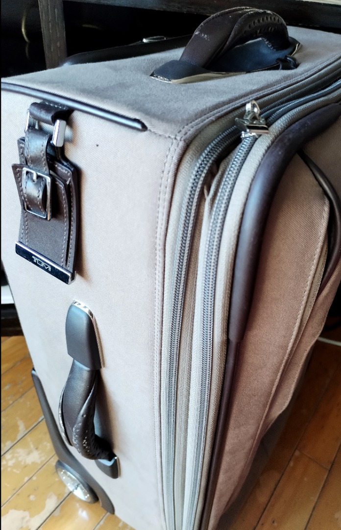 Tumi LXT 23020MC Frequent Traveler Expandable 22-in Wheeled Carry-On, 名牌, 手袋及銀包 - Carousell