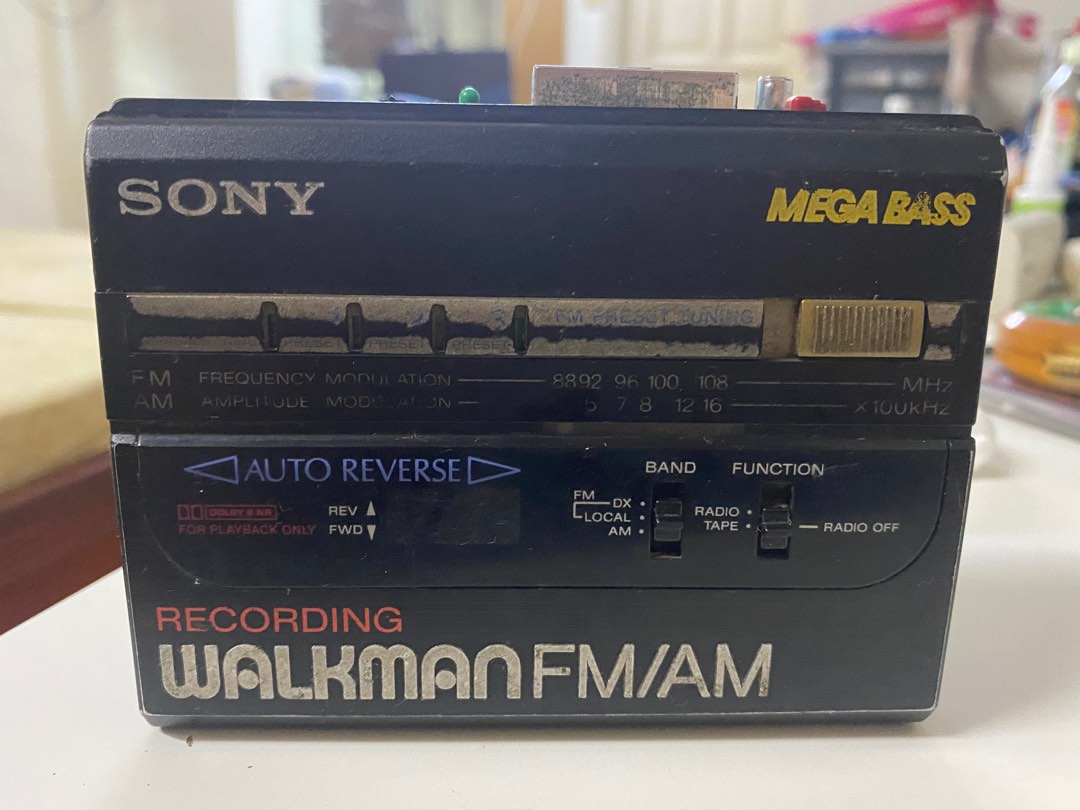 DEFECTIVE Vintage 1980s Sony Walkman stereo cassette tape player ...