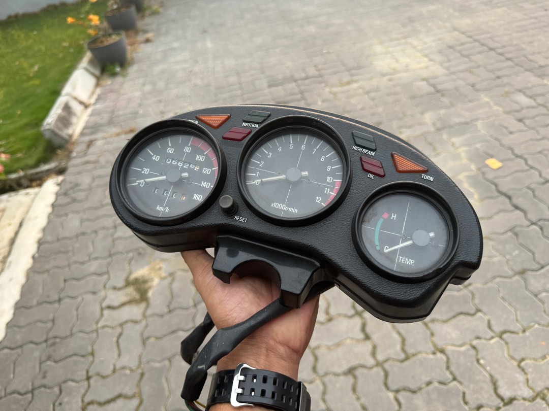 Meter yp350. Meter rz250r, Men's Fashion, Activewear on Carousell