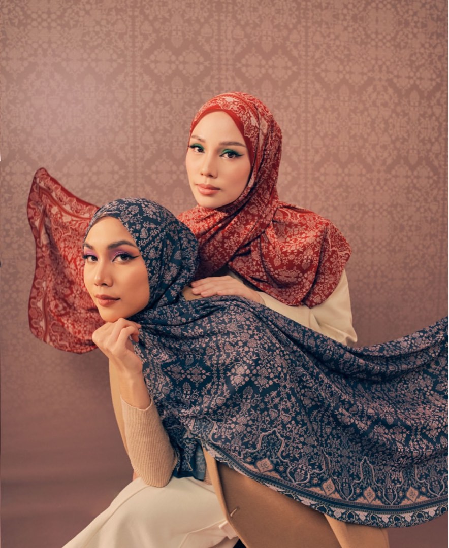 Tudung People Arabesque in Hilal Dark Blue Shawl, Women's Fashion, Muslimah Fashion, Hijabs on ...