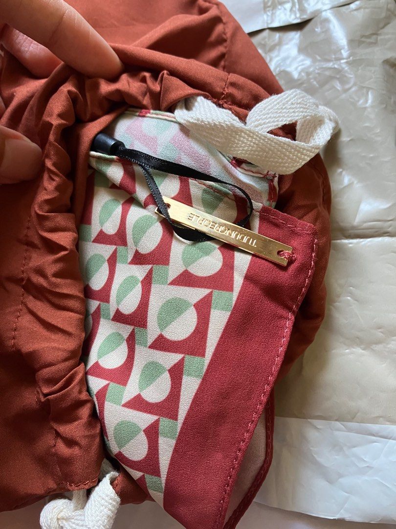 Tudung People Echo 2.0 in Brick Shawl, Women's Fashion, Muslimah ...