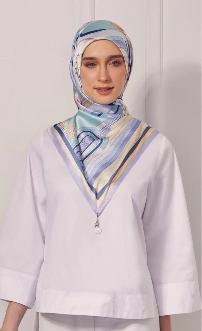 Duck square mickey mouse in blue rhythm, Women's Fashion, Muslimah ...