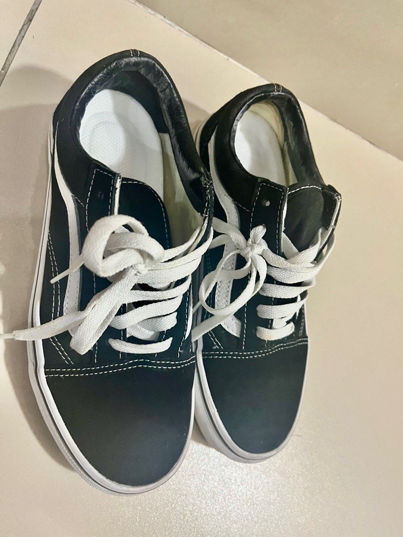 Kasut Vans Classic Black terpakai dengan tapak lebih tebal untuk ...
