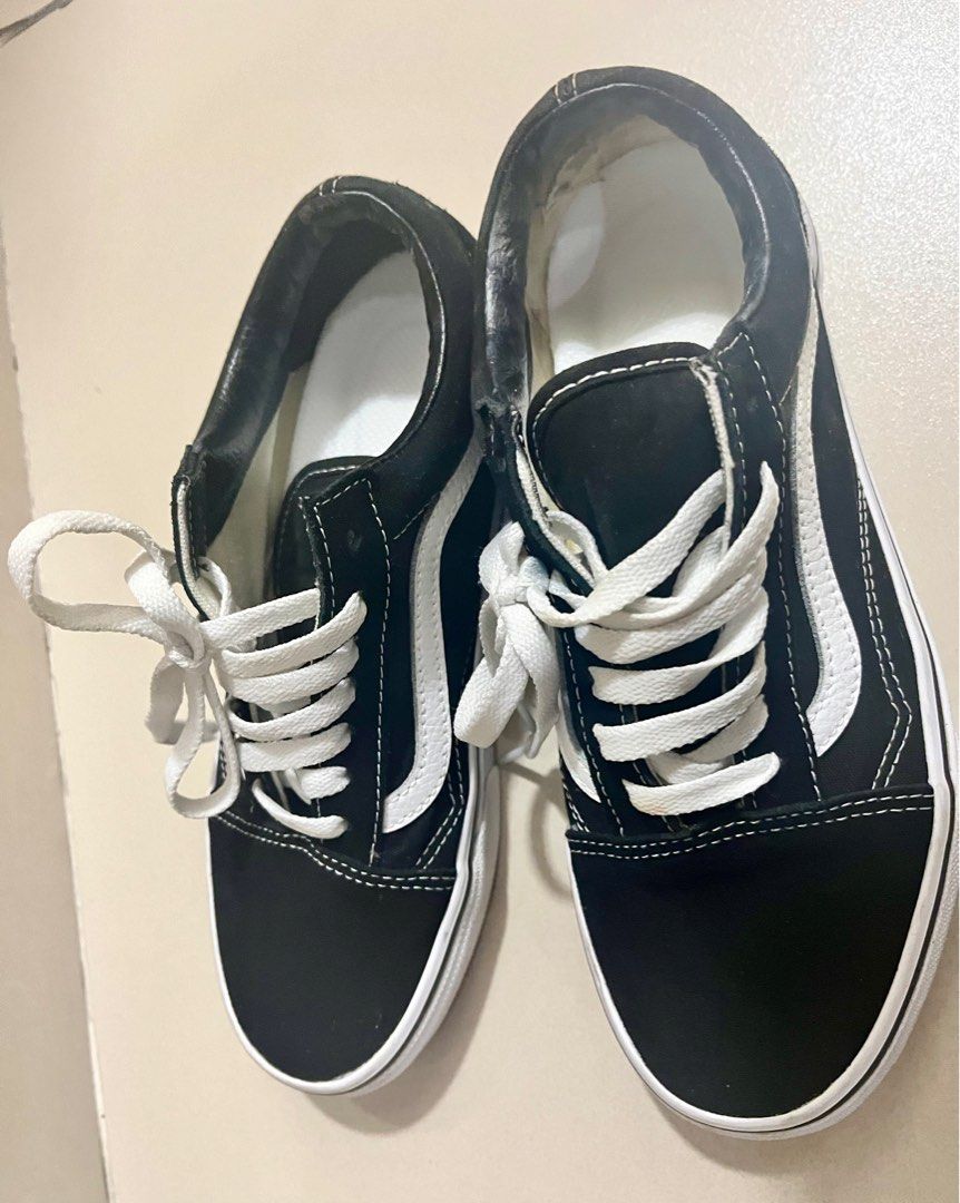 Kasut Vans Classic Black terpakai dengan tapak lebih tebal untuk ...