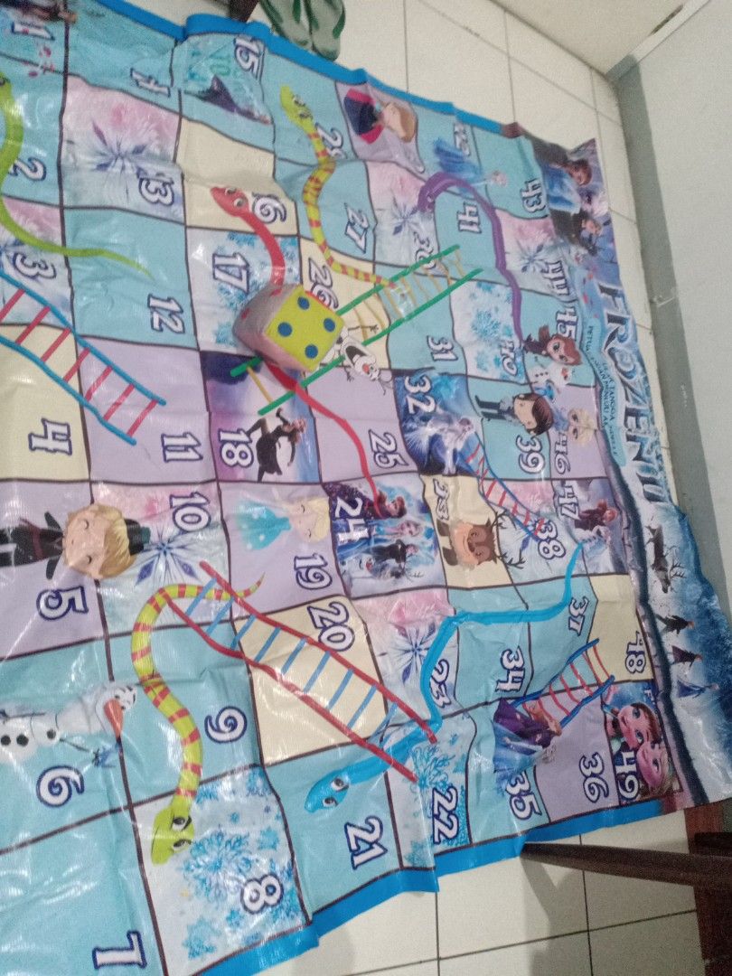 Ular tangga raksasa frozen buat main dan belajar hitung edukasi, Bayi & Anak, Lainnya di Carousell