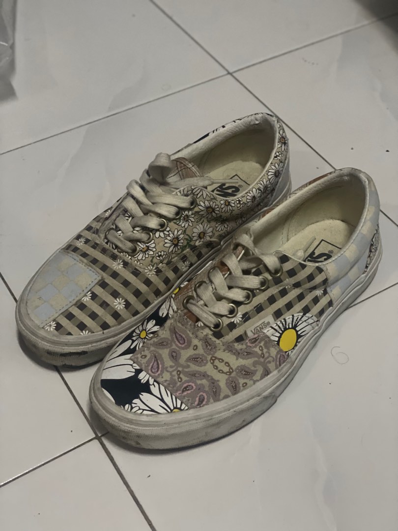 vans batik 2022, Women's Fashion, Footwear, Sneakers on Carousell