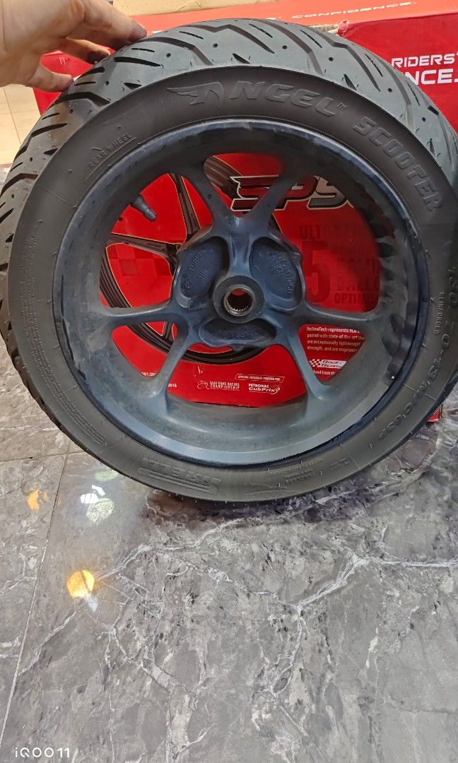 Tayar pirelli dan spotrim ori NMAX V2, Motorbikes on Carousell