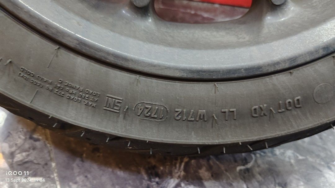 Tayar pirelli dan spotrim ori NMAX V2, Motorbikes on Carousell