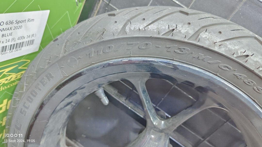 Tayar pirelli dan spotrim ori NMAX V2, Motorbikes on Carousell