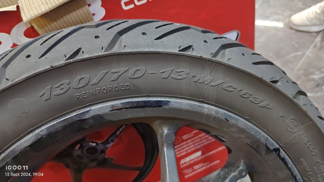 Tayar pirelli dan spotrim ori NMAX V2, Motorbikes on Carousell