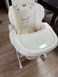 Combi High Chair 電動版/電搖 餐椅 / 搖椅 (香港版-電搖) (前後4輪轉向), 兒童＆孕婦用品, 兒童傢具, 兒童傢具 ...