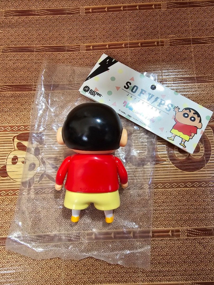 蠟筆小新 初代紅衣 SOFVIPS SOFUBI 紅色 搪膠 廠瑕見圖 介意勿擾, 興趣及遊戲, 玩具 & 遊戲類 - Carousell