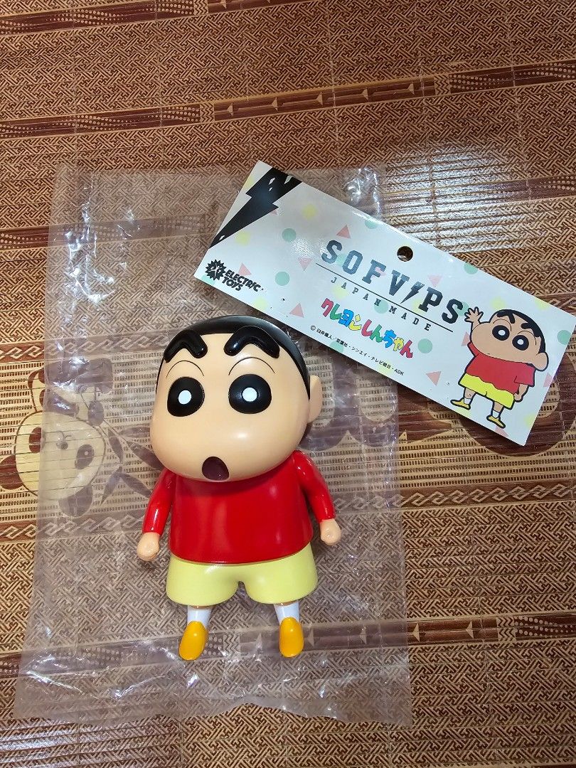 蠟筆小新 初代紅衣 SOFVIPS SOFUBI 紅色 搪膠 廠瑕見圖 介意勿擾, 興趣及遊戲, 玩具 & 遊戲類 - Carousell