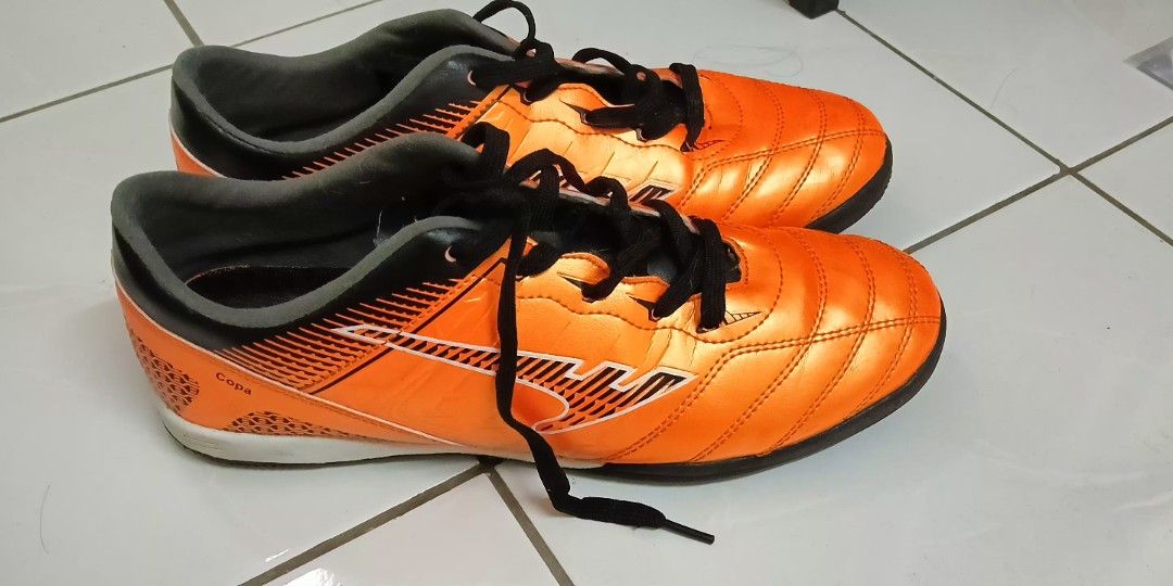 Kasut Figos futsal, Sports Equipment, Sports & Games, Kites on Carousell