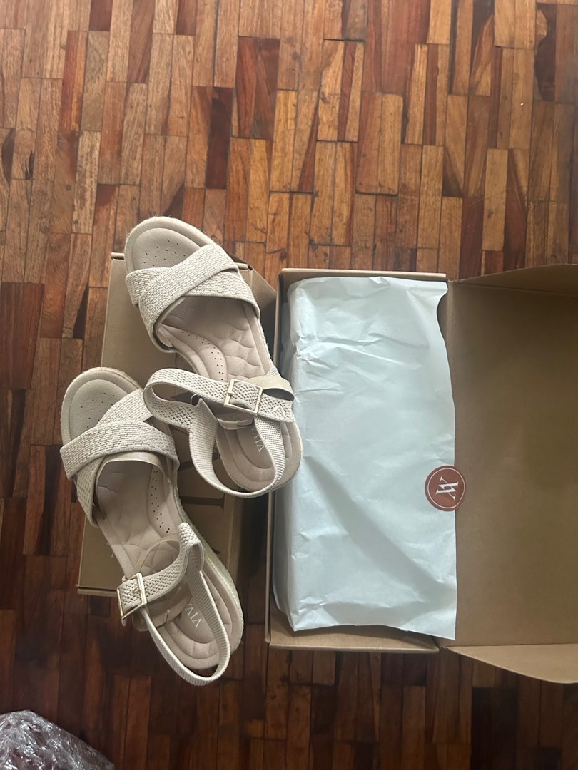 Vivaia Sally Pro Wedge, Women's Fashion, Footwear, Wedges on Carousell