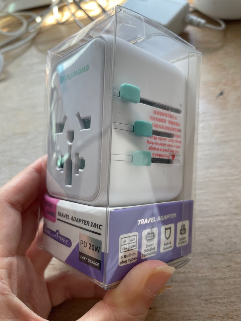 Digi mono travel adapter 旅行萬用插頭 自帶兩個USB, 手提電話, 其他裝置 - Carousell
