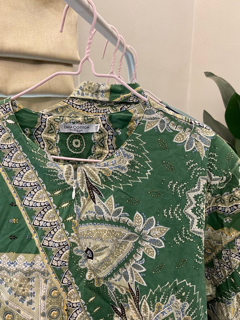 Dhia Cotton Green Batik, Women's Fashion, Muslimah Fashion, Baju Kurung ...