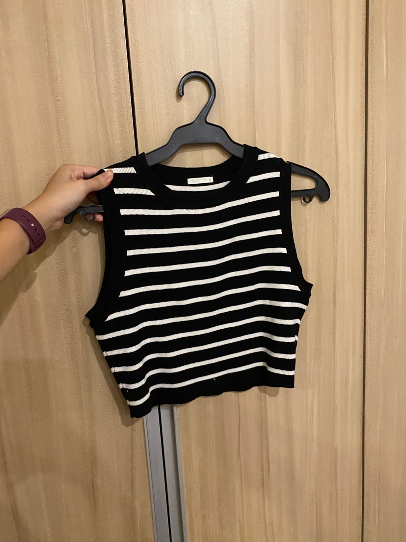 GU Knit Cropped Top, Women's Fashion, Tops, Shirts on Carousell