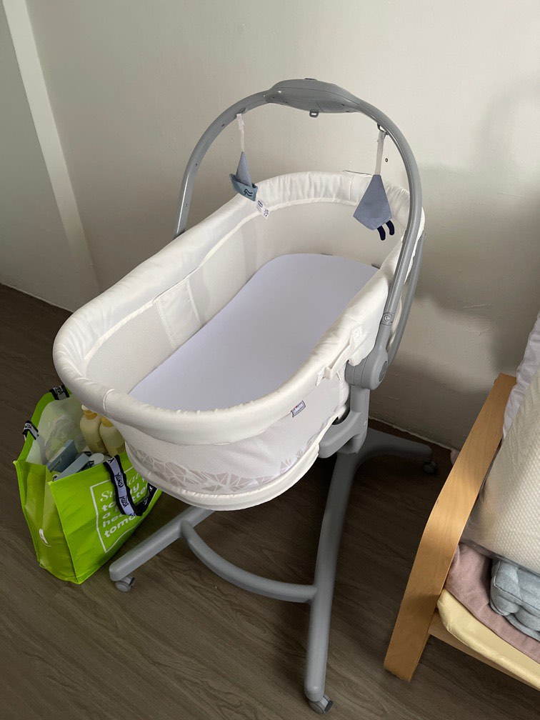 chicco Baby Hug Pro 5 in 1 with mattress and mealtime set, Babies ...