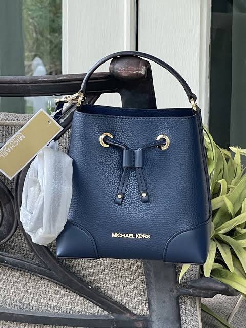 Michael Kors Small Mercer crossbody bag, Women's Fashion, Bags ...