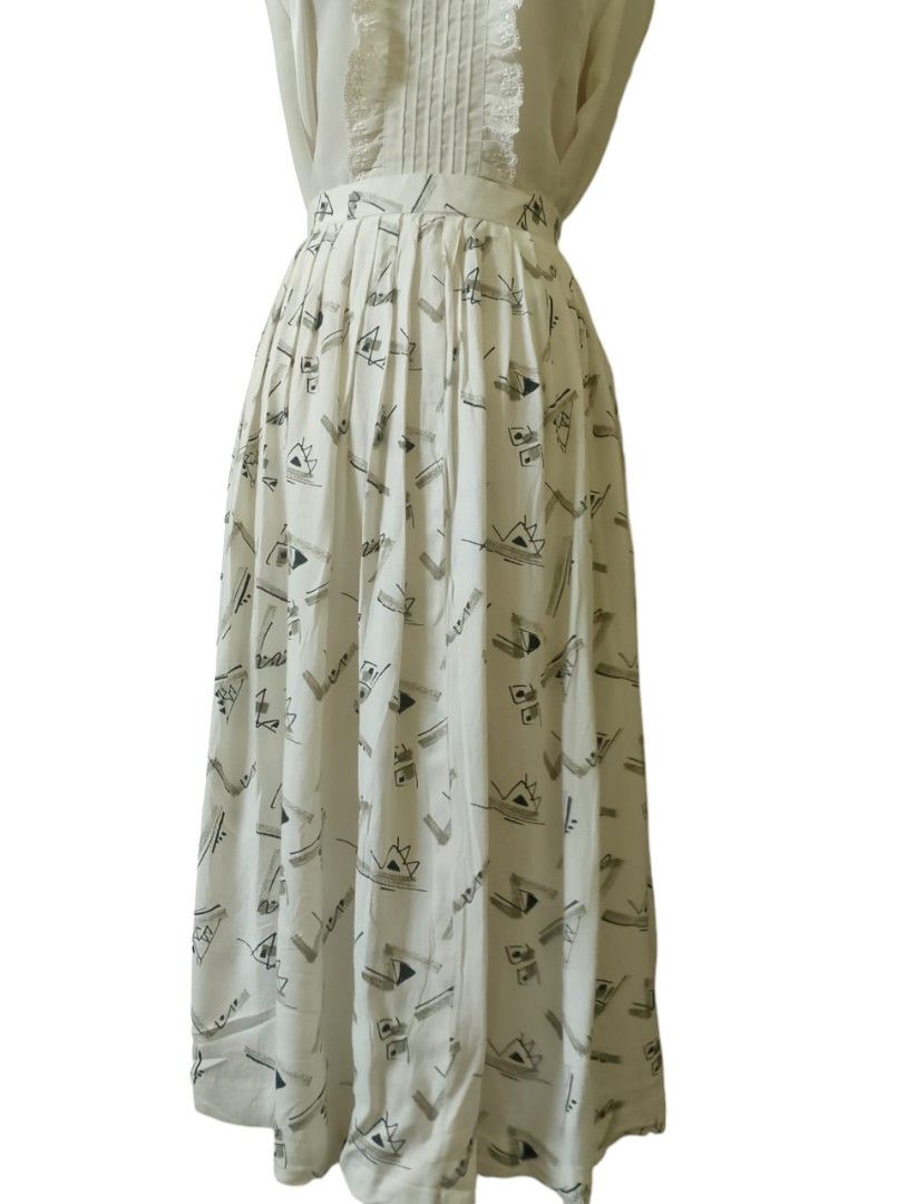 Skrit lukisan, Women's Fashion, Bottoms, Skirts on Carousell