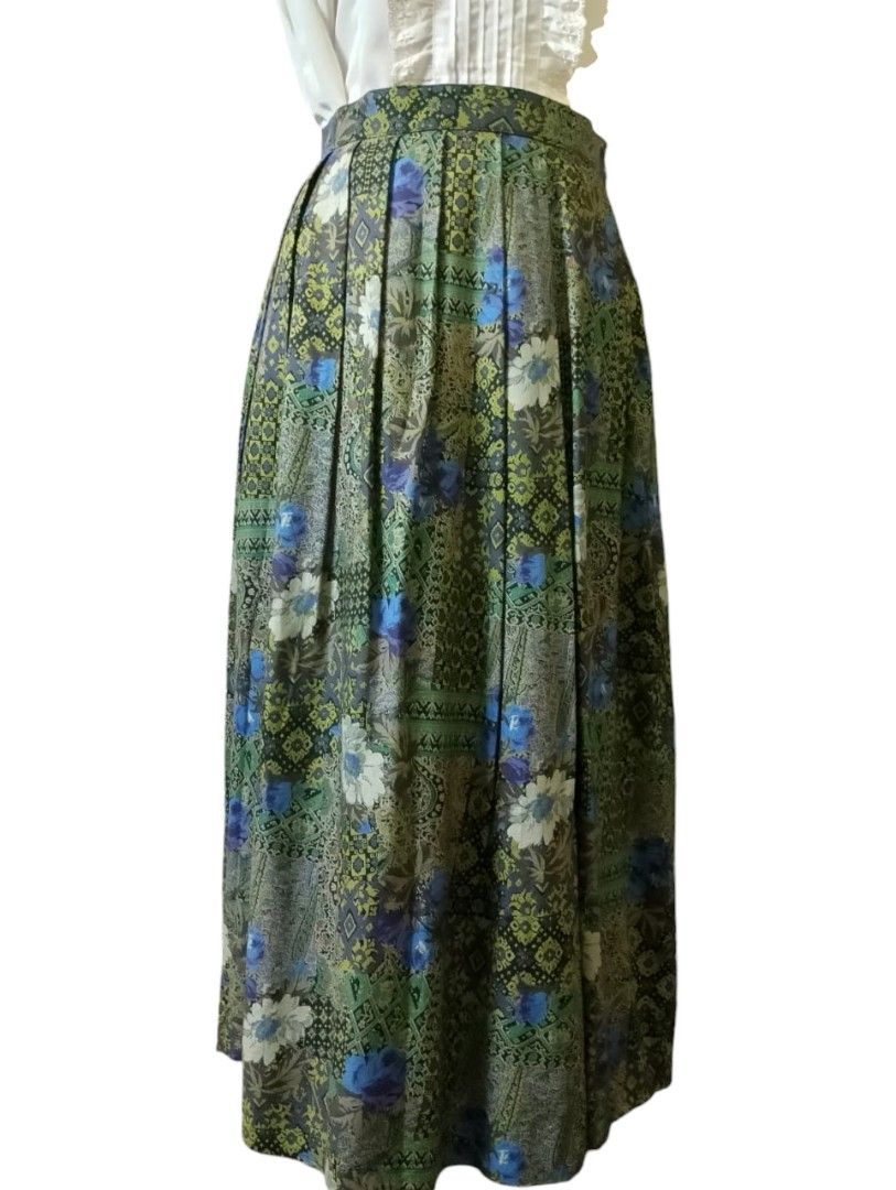 Skrit Vintage Retro sytle, Women's Fashion, Bottoms, Skirts on Carousell