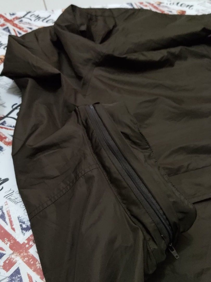 Uniqlo Parasut Jacket, Fesyen Pria, Pakaian , Atasan di Carousell