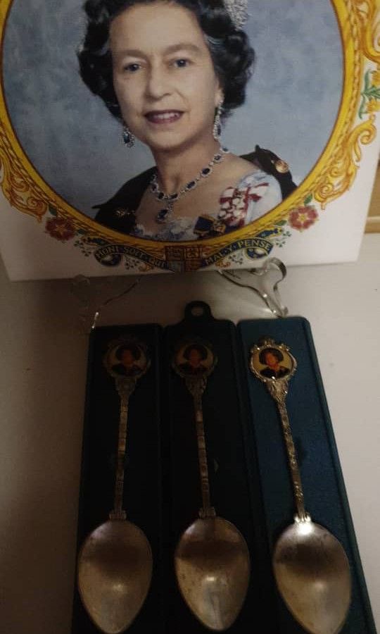 721) 1x Queen Elizabeth Portrait On A Tile & 3x Queen Elizabeth ...