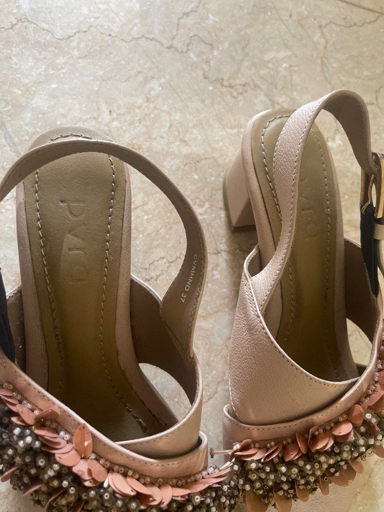 sepatu pura, Fesyen Wanita, Sepatu di Carousell