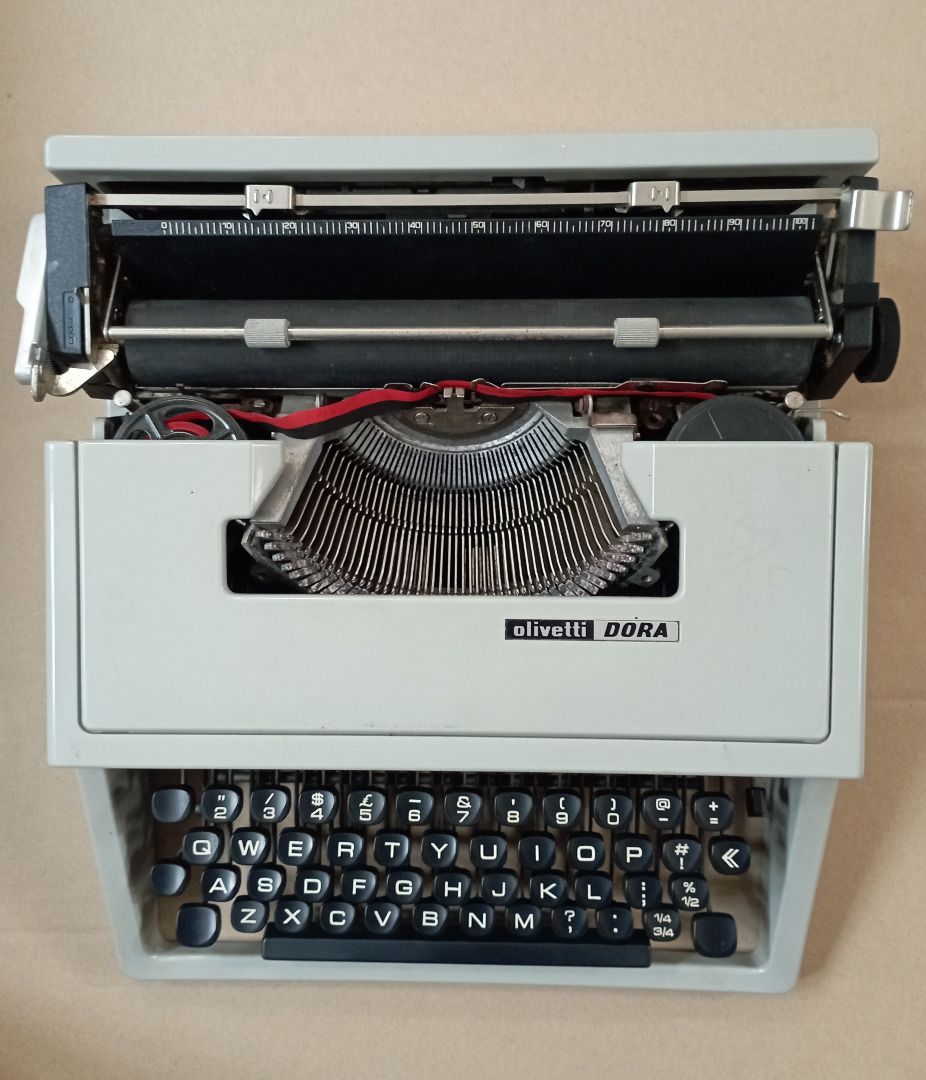 Olivetti DORA Portable Typewriter Almost NEW with original case Made in SPAIN 70s, Hobbies ...