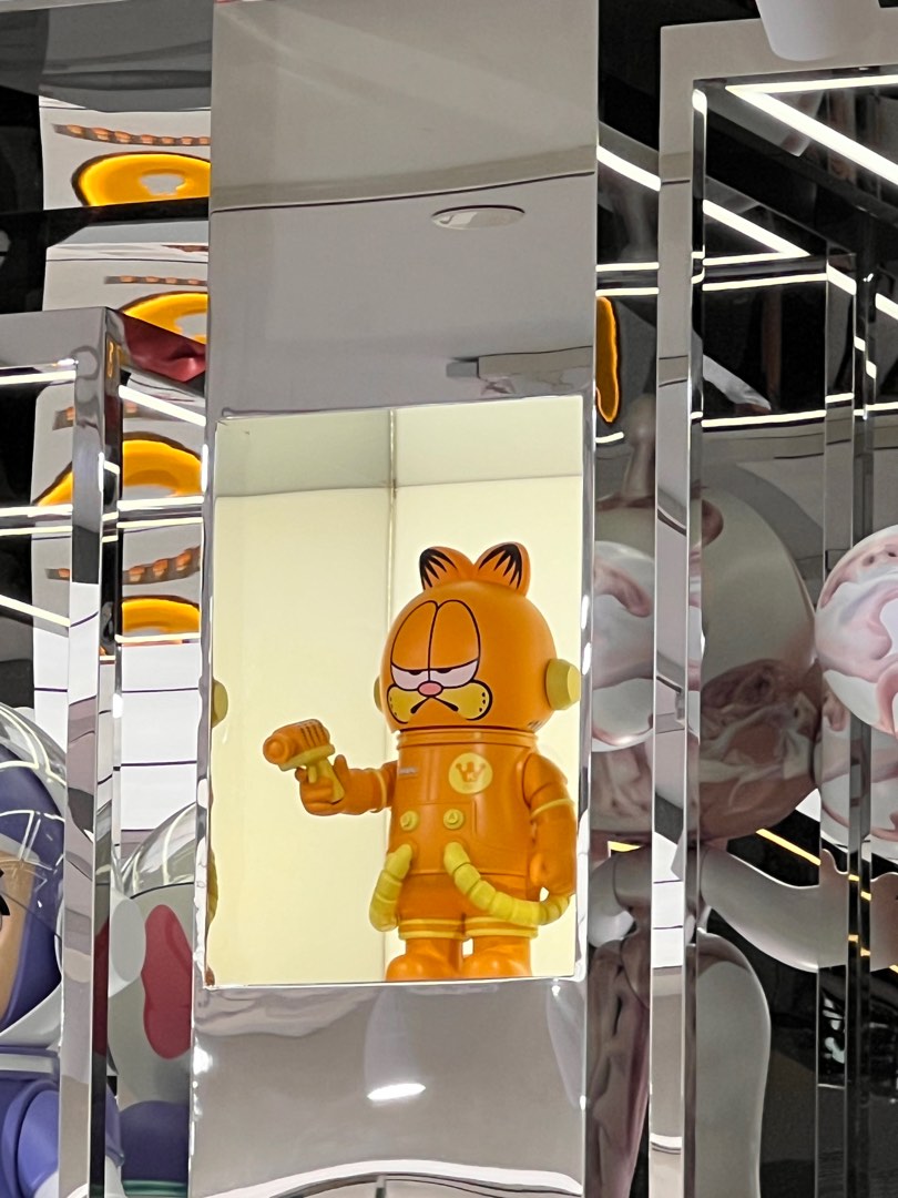 Popmart Mega Space Molly Garfield 400%, Hobbies & Toys, Toys & Games on ...