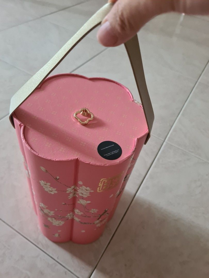 Sheraton Towers Li Bai mooncake box, Food & Drinks, Gift Baskets ...