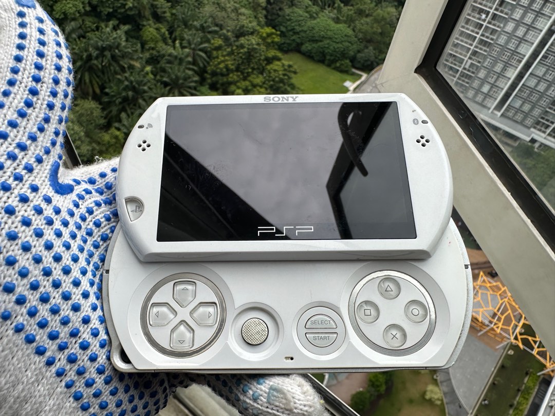 Sony PlayStation Portable go PSP-N1006, Video Gaming, Video Game Consoles, PlayStation on Carousell