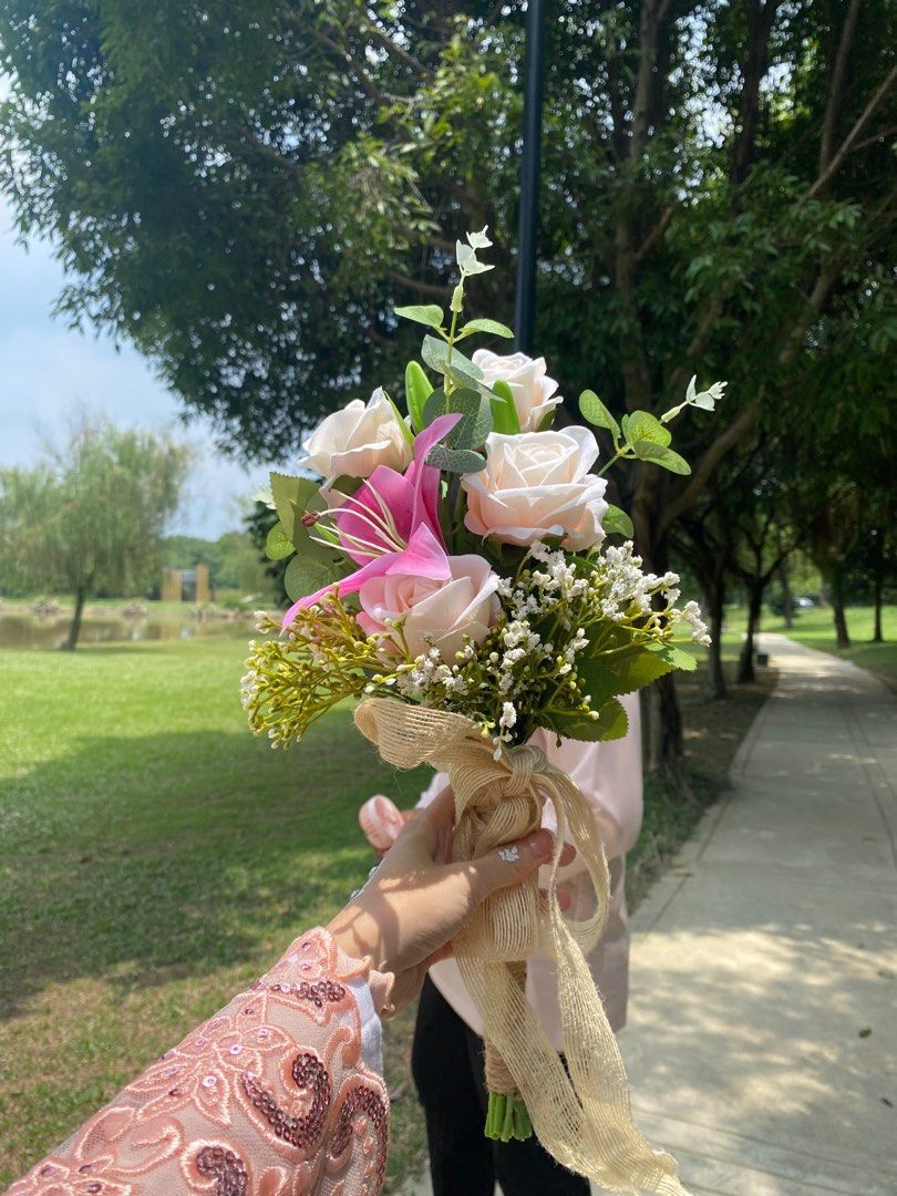 Bunga Tangan Dahlia Rizal, Hobbies & Toys, Stationery & Craft, Handmade ...