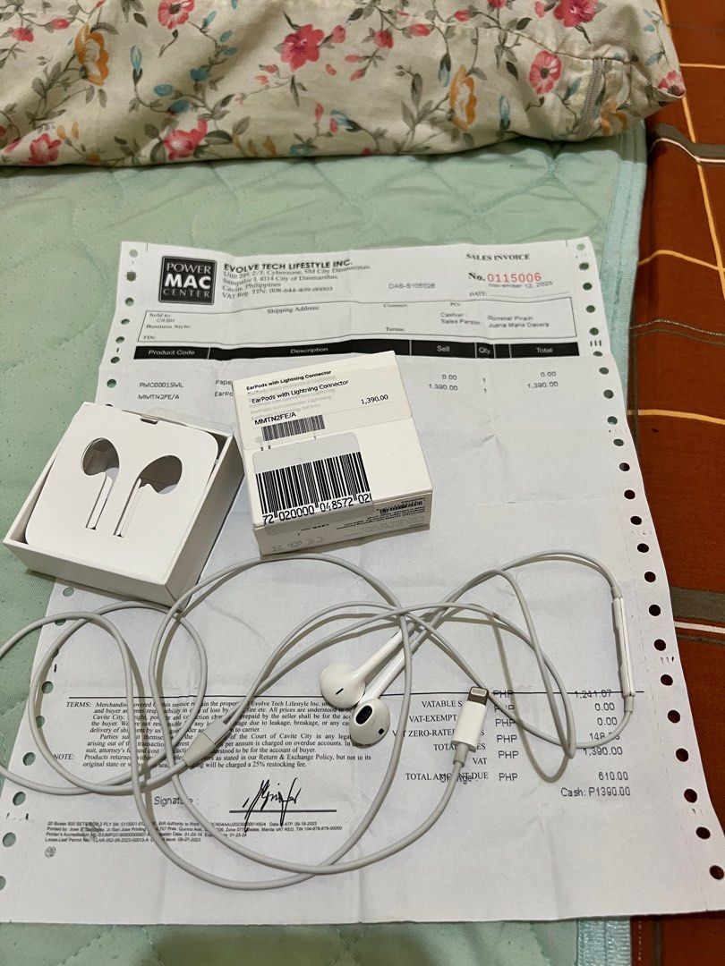 EarPods lightning cable, Audio, Headphones & Headsets on Carousell
