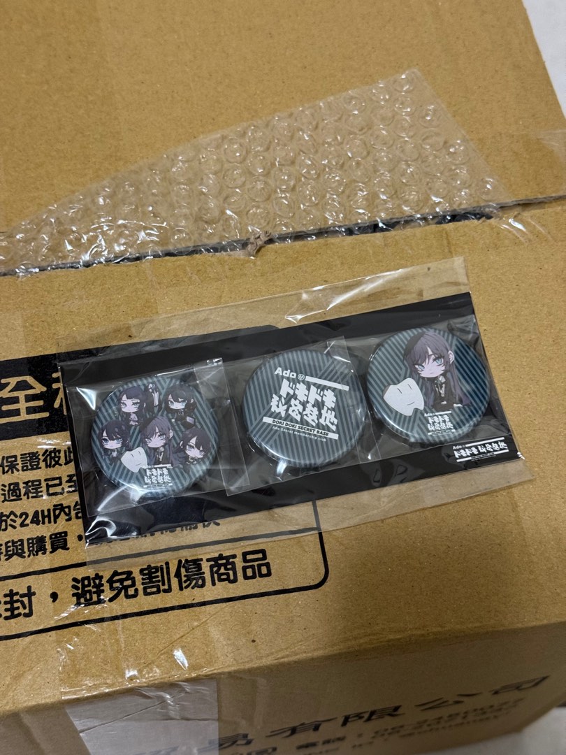 Ado 2024 蒙娜麗莎横顔/秘密基地限定 現場限定 會員限定小徽章 #24玩具市集, 書籍、休閒與玩具, 收藏、紀念品, J-Pop在旋轉拍賣