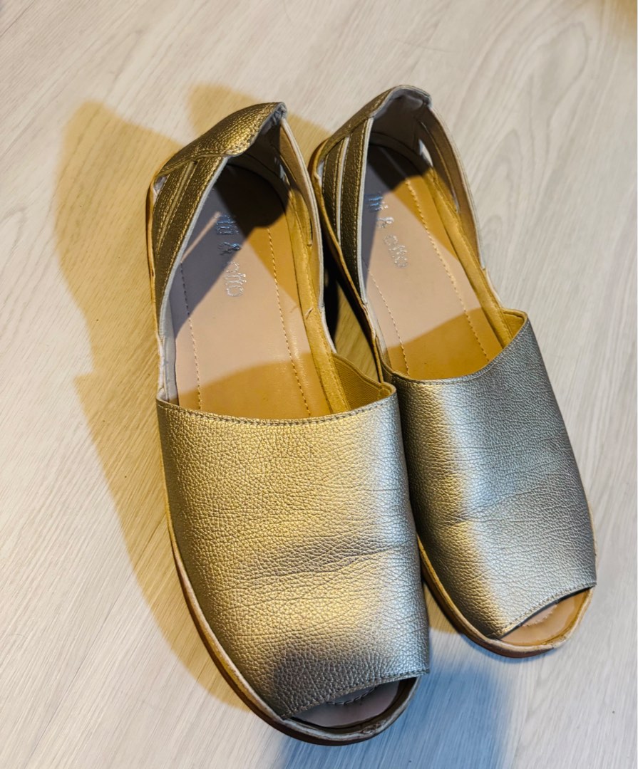 Itti Otto slip on Gold, Women's Fashion, Footwear, Loafers on Carousell