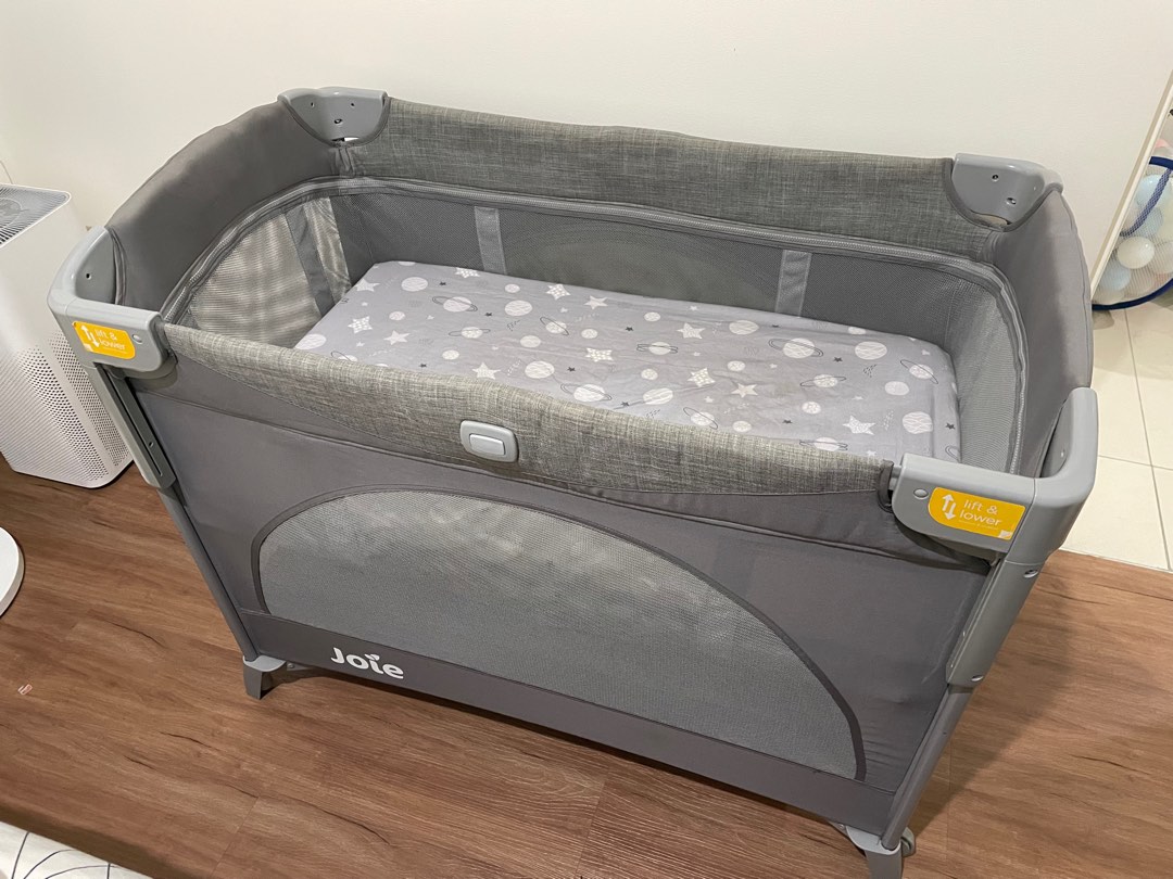 Joie Kubbie Sleep Bed-side with 2-inch Tiny Winks Mattress and Fitted ...
